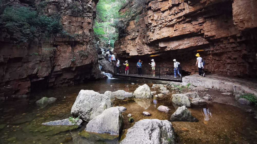 Private Tour: Shilinxia Glass Platform & 798 Art District/Ming City ...