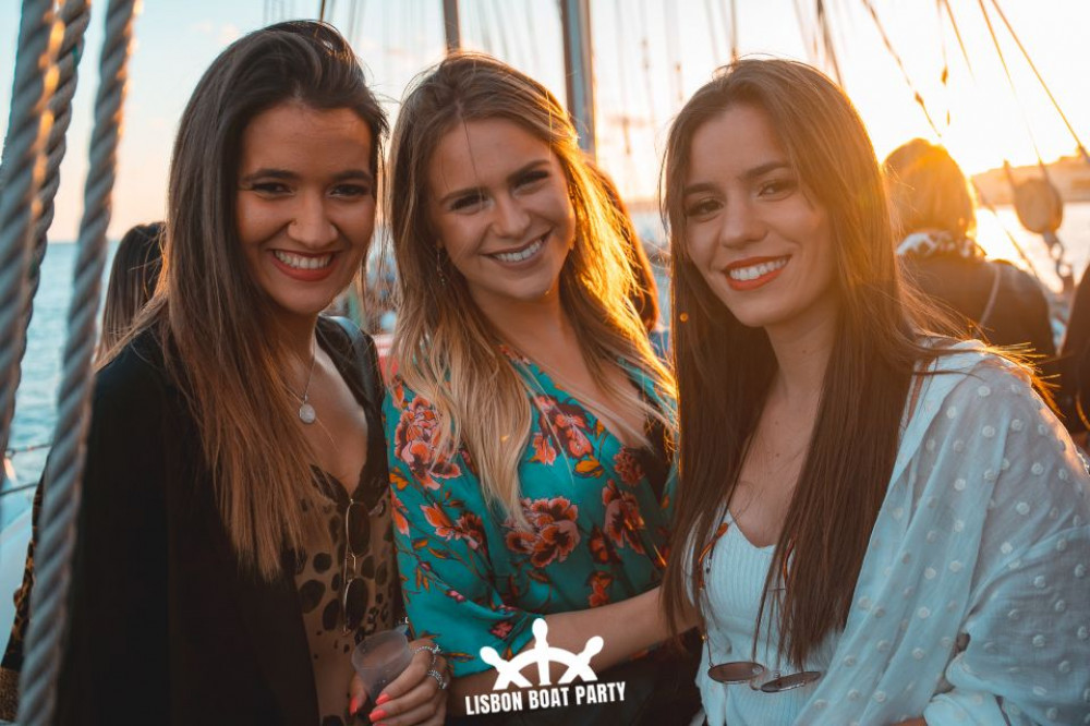 Lisbon: Sunset Boat Party with 2 Drinks and Free Club Entry - Lisbon | Project Expedition