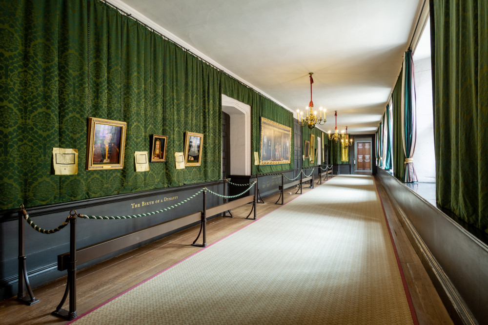Hampton Court Palace, Gardens And Maze - London | Project Expedition