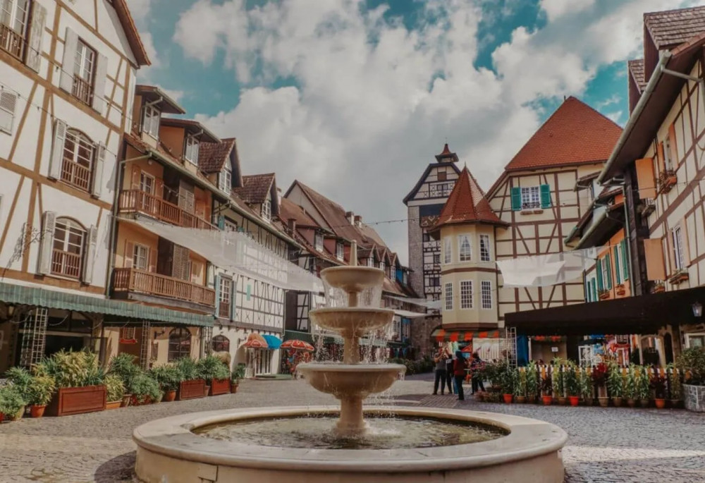 Colmar Tropicale French Village and Chin Swee Cave Temple Tour - Kuala ...